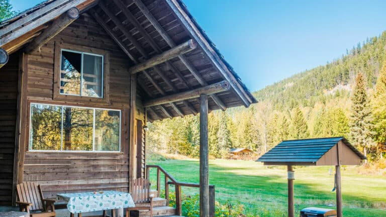 BC Cabins for Rent on Private Lake Next to Echo Lake | Hot Tubs & Sauna