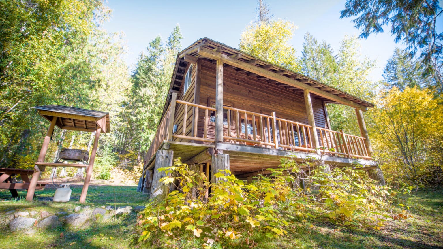 BC Cabins for Rent on Private Lake Next to Echo Lake | Hot Tubs & Sauna